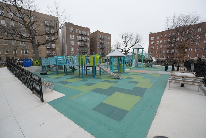 Lyons Square Playground : NYC Parks
