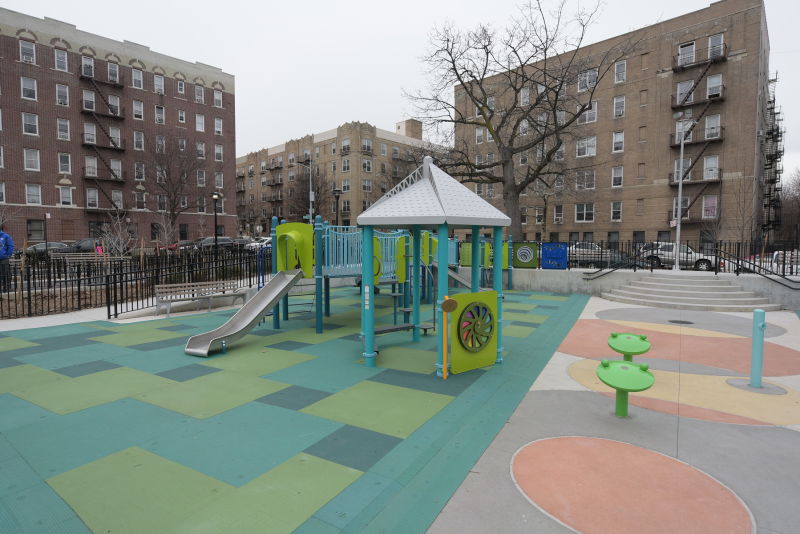 Lyons Square Playground : NYC Parks