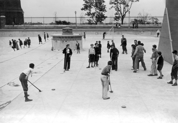 History of Parks' Swimming Pools : NYC Parks